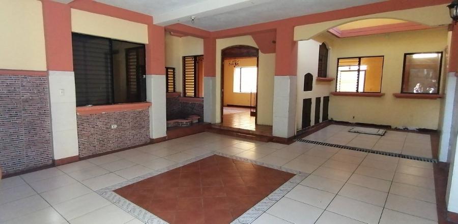 VENDO AMPLIA CASA SOBRE BULEVAR DE LOMAS DEL NORTE Z.17 - CAV9410